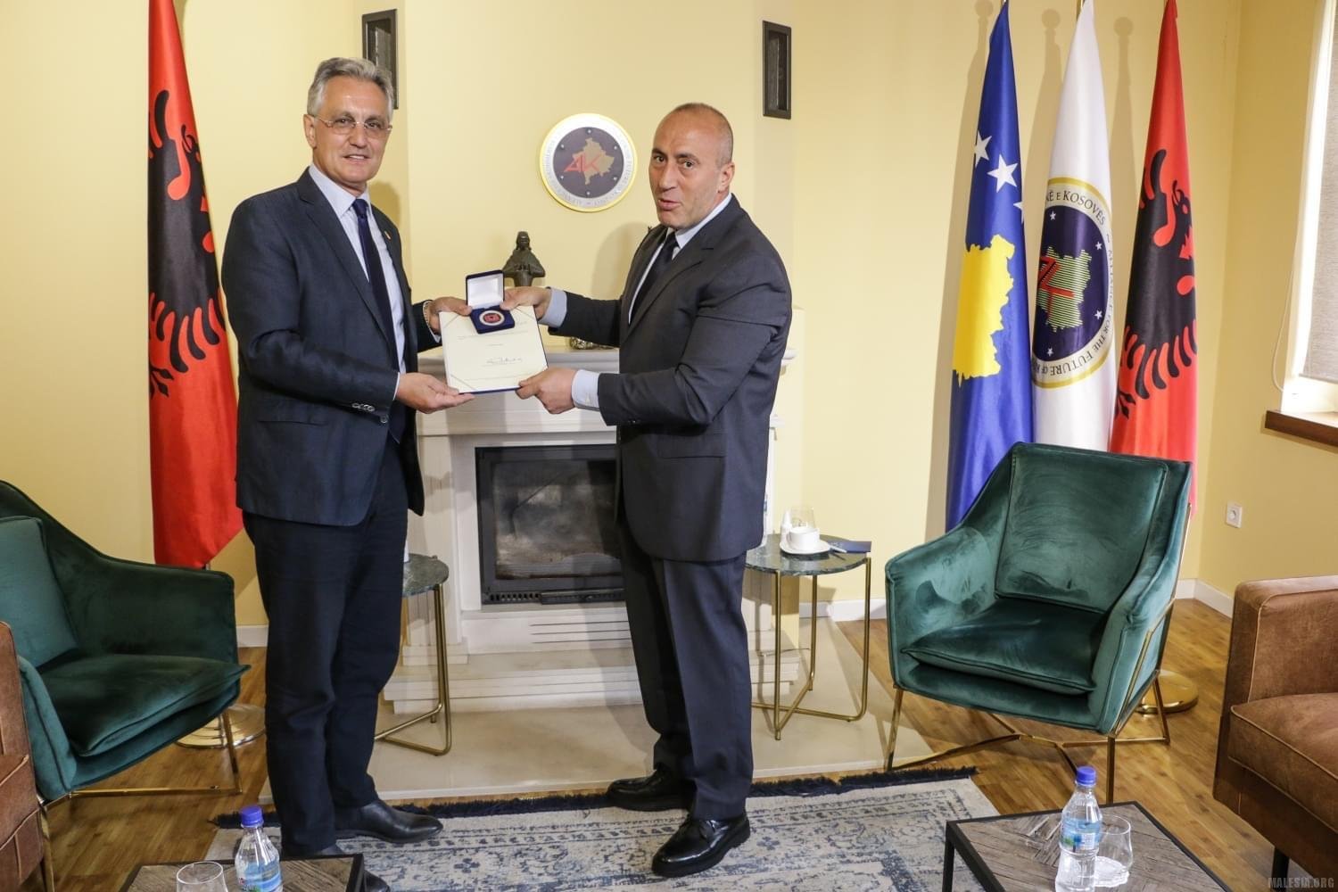 MALESIA.ORG - Tuz, Malësi - Haradinaj ndanë medaljen për Dr.Pashko ...