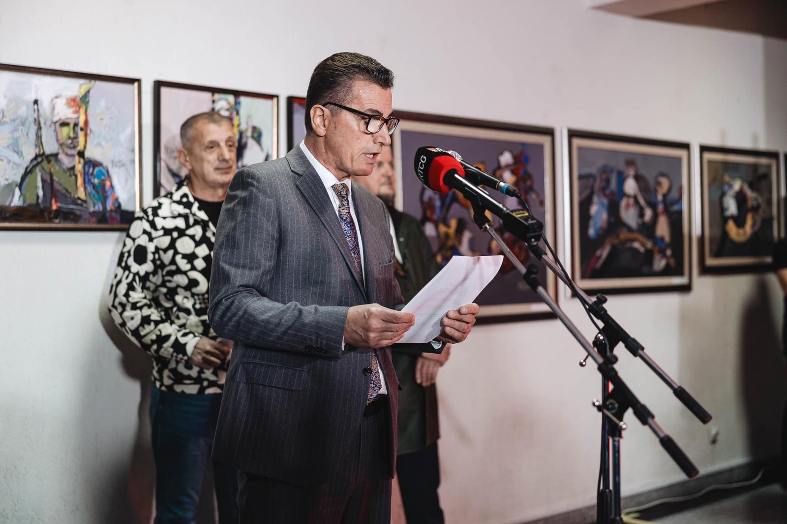 MALESIA.ORG - Tuz, Malësi - U mbajt ekspozita e pikturave e këngëtarit ...